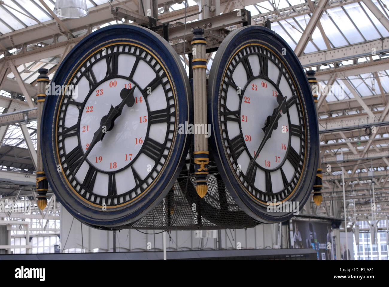 Waterloo station meeting point hi-res stock photography and images - Alamy