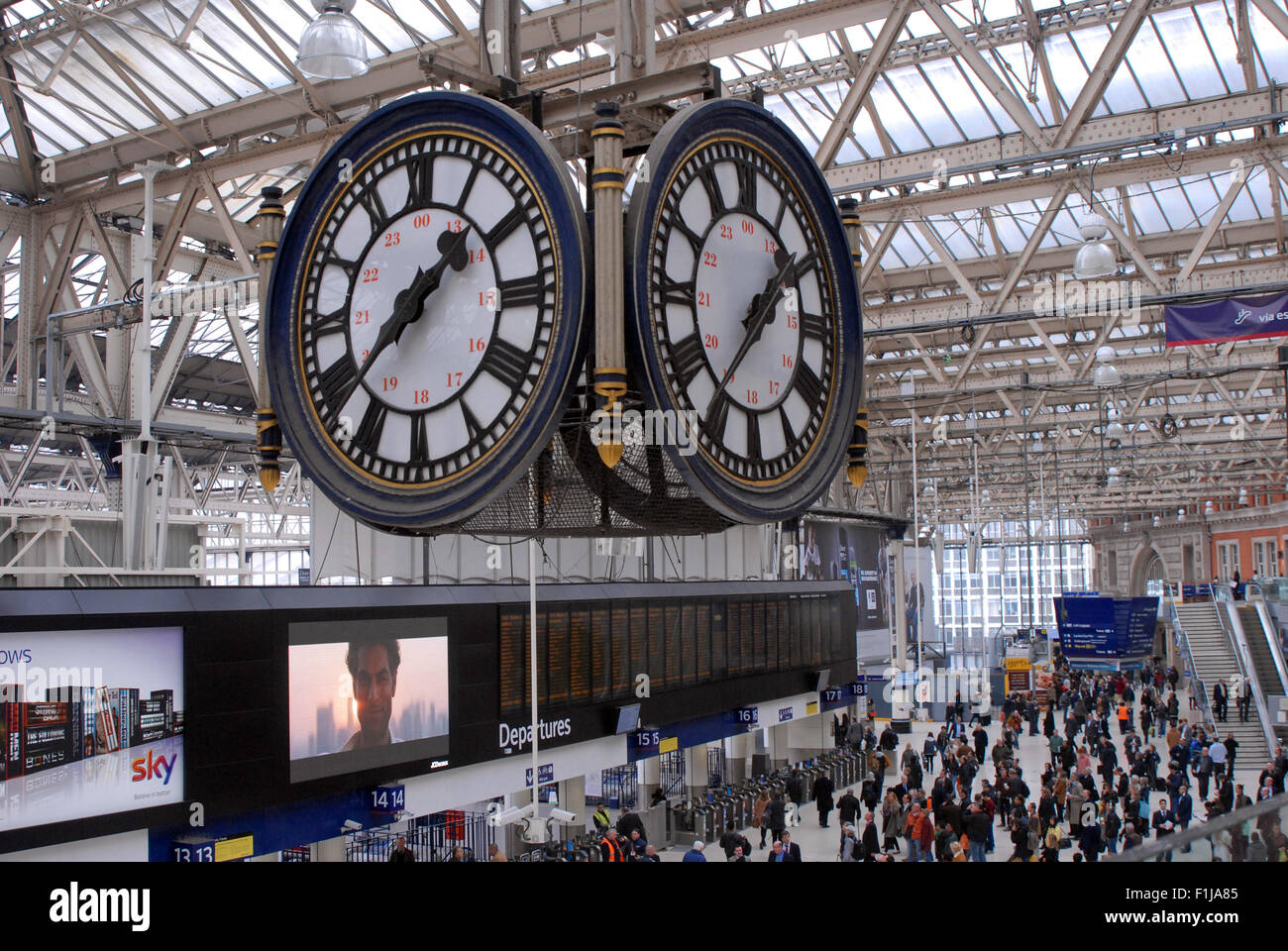 London, UK, 11/03/2014, Clock at Waterloo Station Stock Photo - Alamy