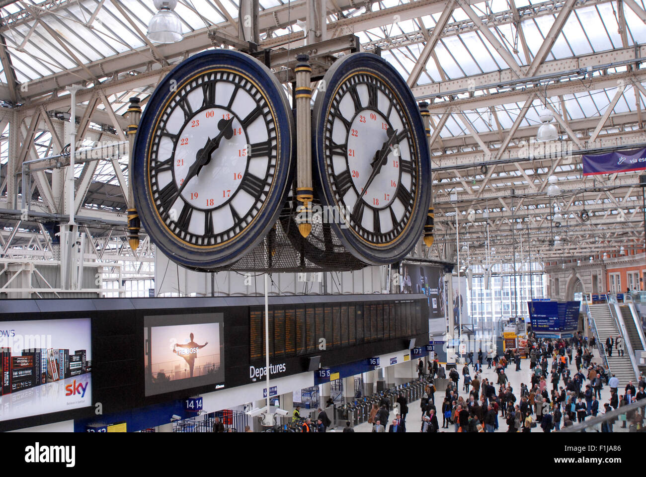 London, UK, 11/03/2014, Clock at Waterloo Station Stock Photo - Alamy