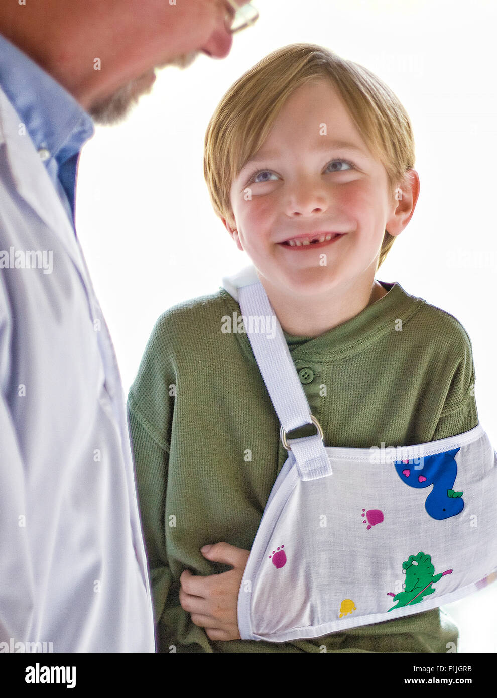 Injured child smiling at his doctor Stock Photo - Alamy