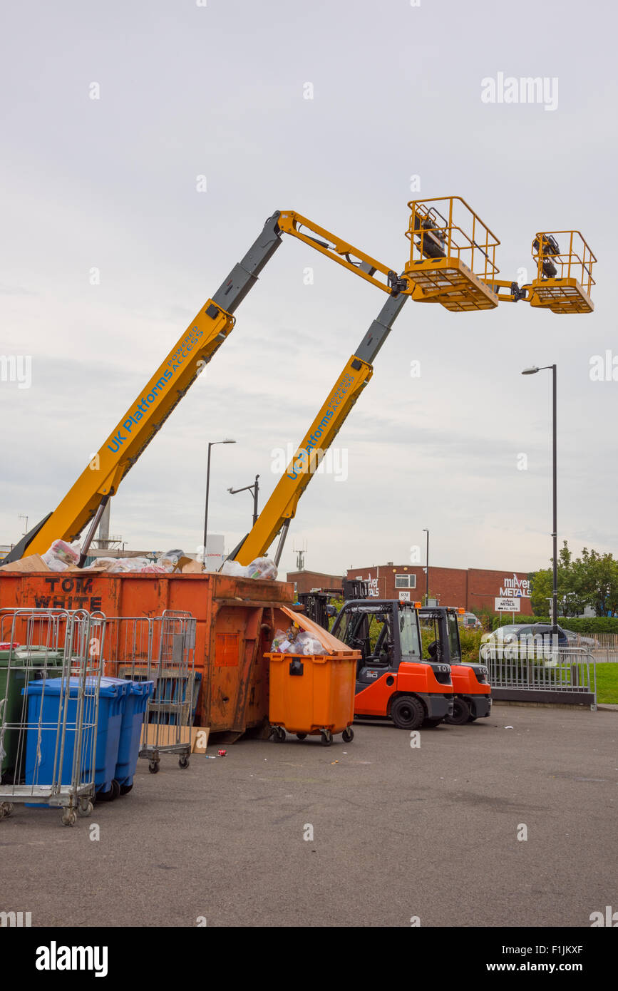 Cherry picker bucket truck hi-res stock photography and images - Alamy