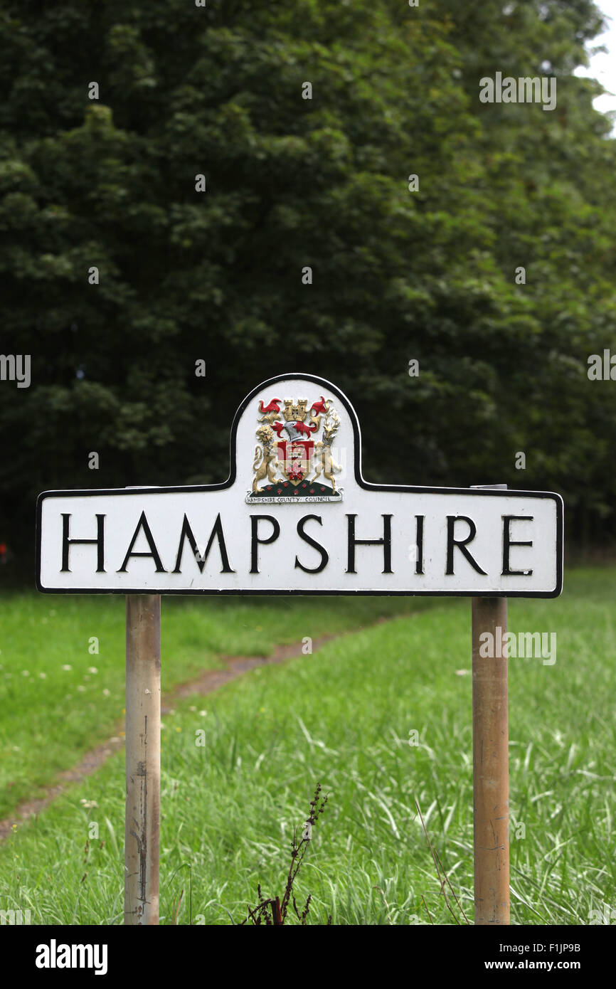 Hampshire road sign with the Hampshire Crest Stock Photo - Alamy