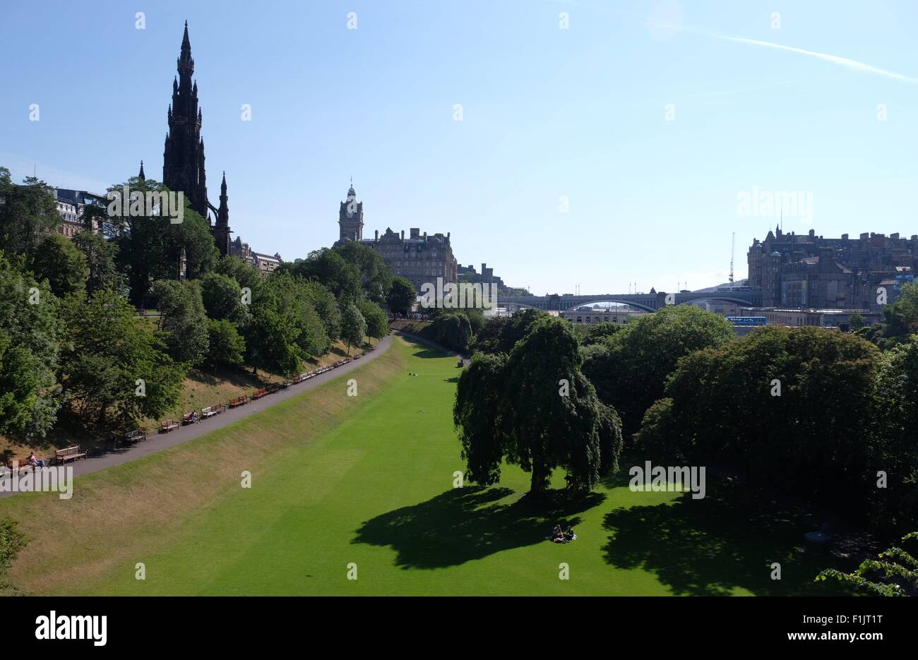 Tourists enjoy the hot weather in Edinburgh City Centre this morning ...