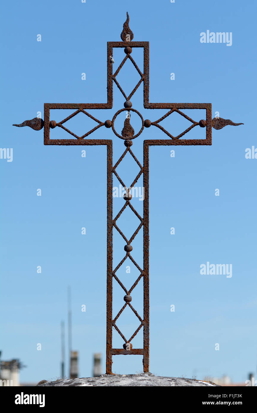 Rusty metal cross hi-res stock photography and images - Alamy