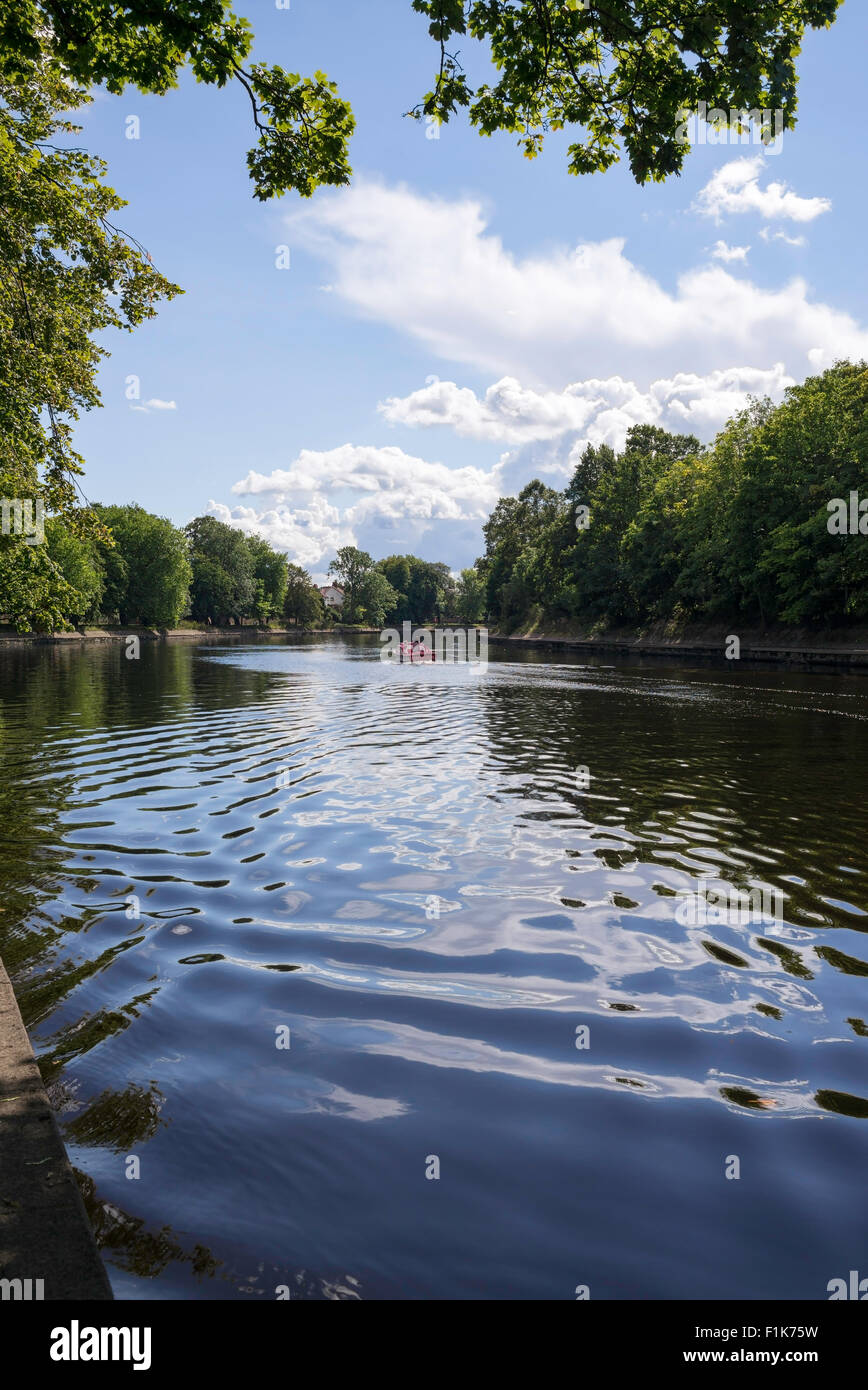 Tree lined river hi-res stock photography and images - Alamy