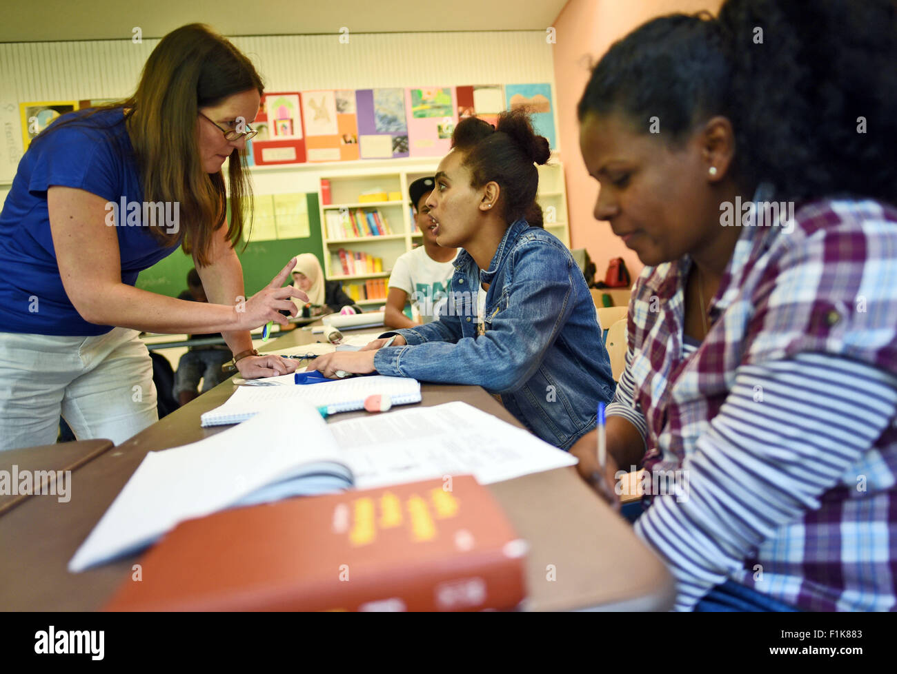 Aachen, Germany. 26th Aug, 2015. Teacher Monika Pelzer (L) supports ...