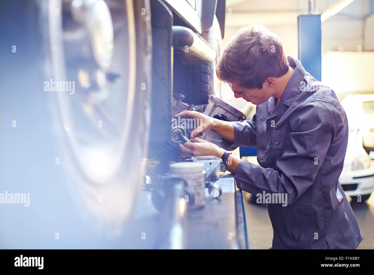 Auto repair shop technician hi-res stock photography and images - Alamy