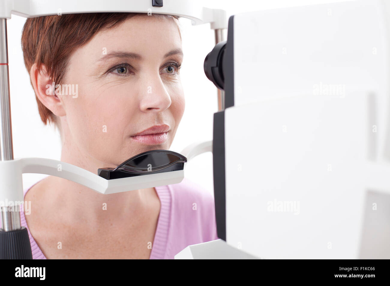 Woman getting her eyes tested Stock Photo - Alamy Woman getting her eyes tested Stock Photo - Alamy