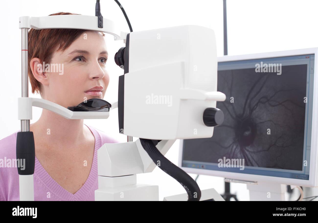 Woman getting her eyes tested Stock Photo - Alamy