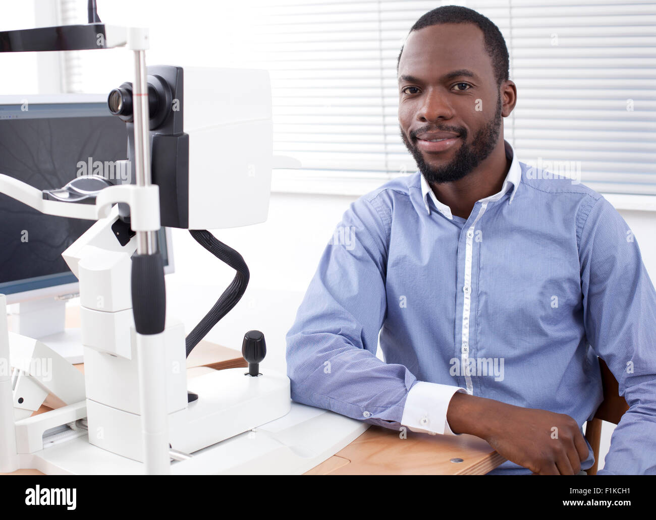 Smiling viewer hi-res stock photography and images - Alamy