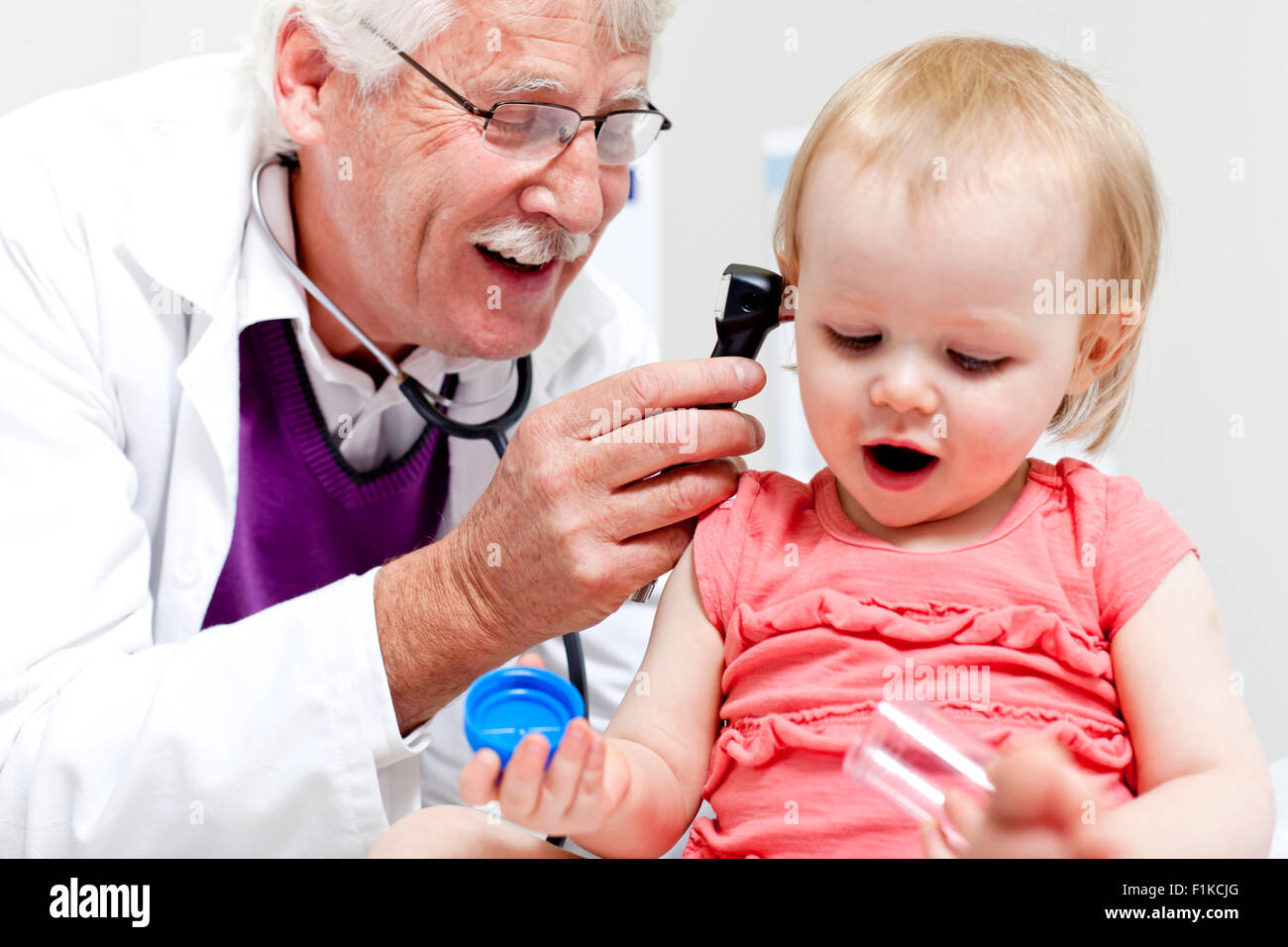 A paediatrician examining a baby's ear Stock Photo - Alamy