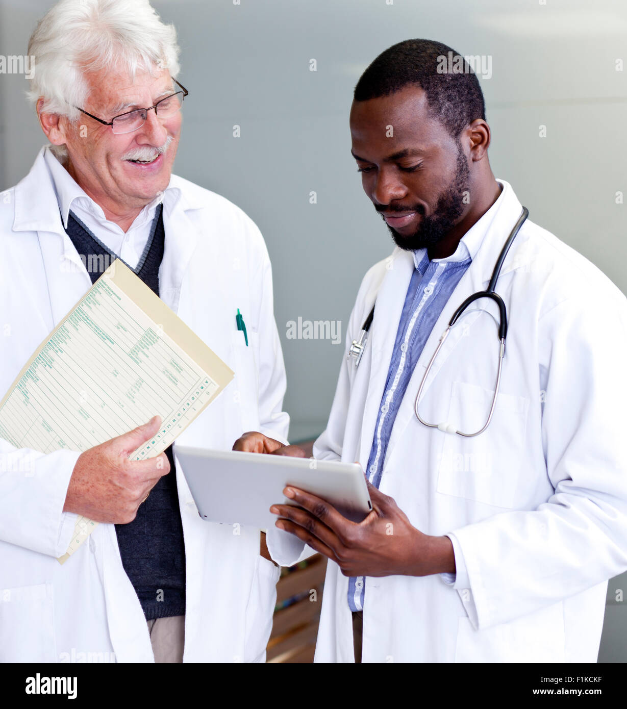 Doctors hi-res stock photography and images - Alamy