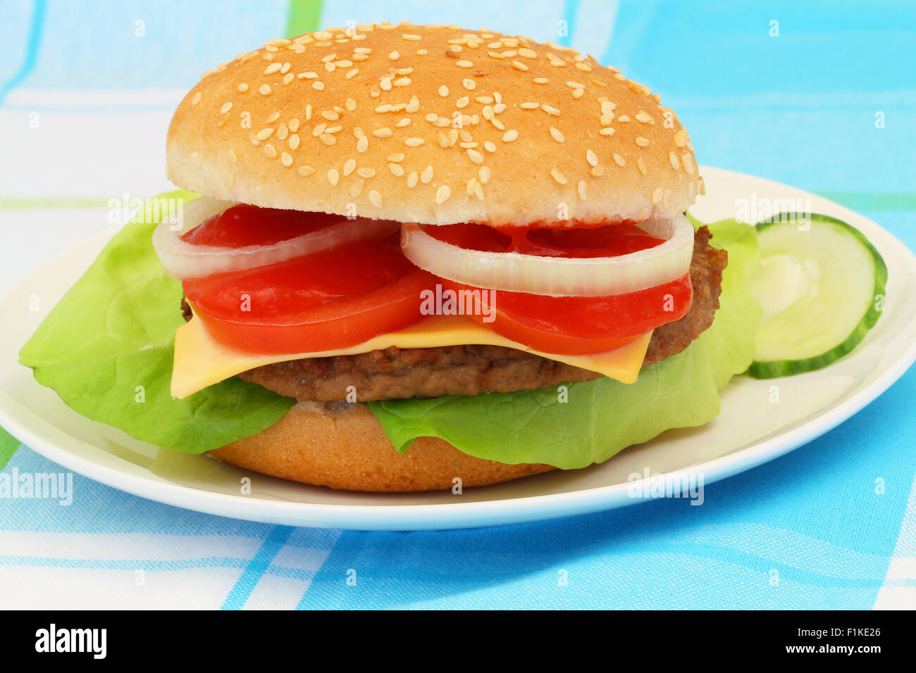 Cheeseburger with lettuce, tomato and onion, closeup Stock Photo - Alamy