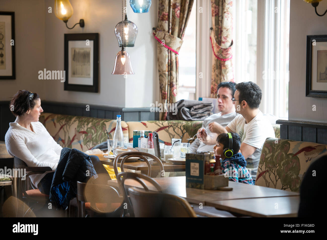 Group of friends drinking in a pub hi-res stock photography and images ...