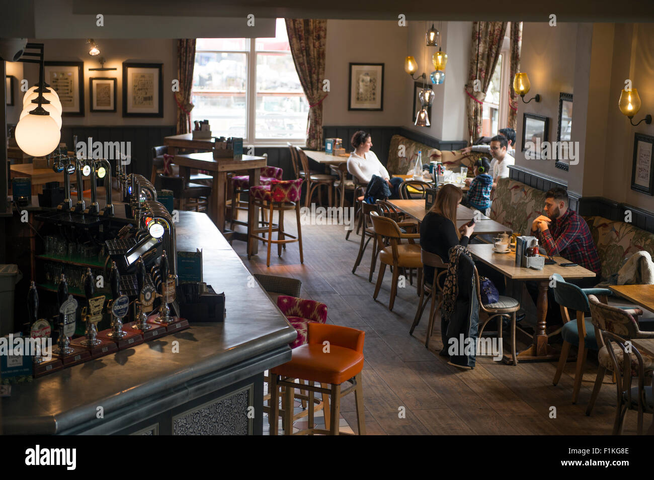 Group friends socializing beer hi-res stock photography and images - Alamy