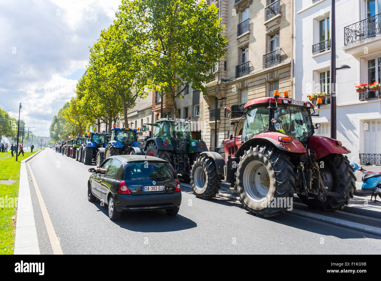 Paris tractors demonstrate hi-res stock photography and images - Alamy