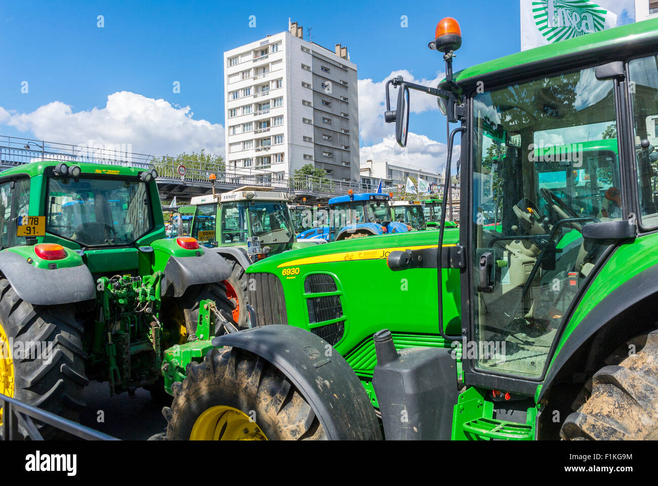 Farmers tractors hi-res stock photography and images - Alamy