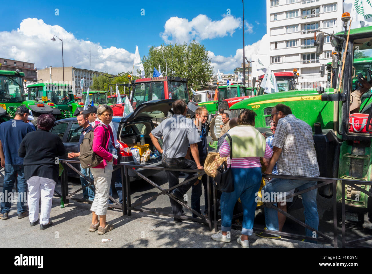 Paris, France. Crowd French Farmers Demonstration with 1000's Tractors ...