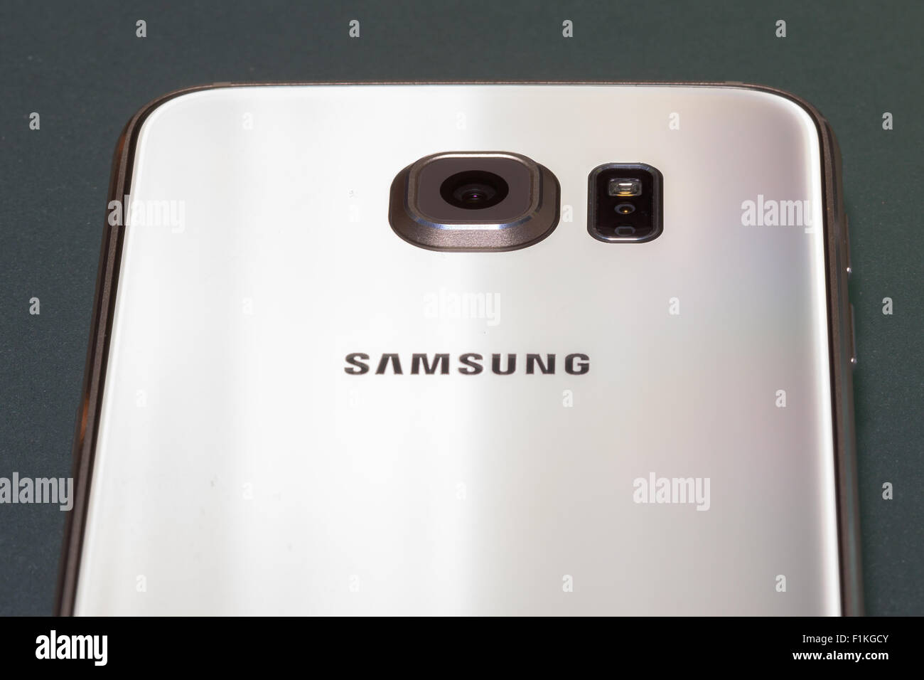 Samsung galaxy s6 hi-res stock photography and images - Alamy