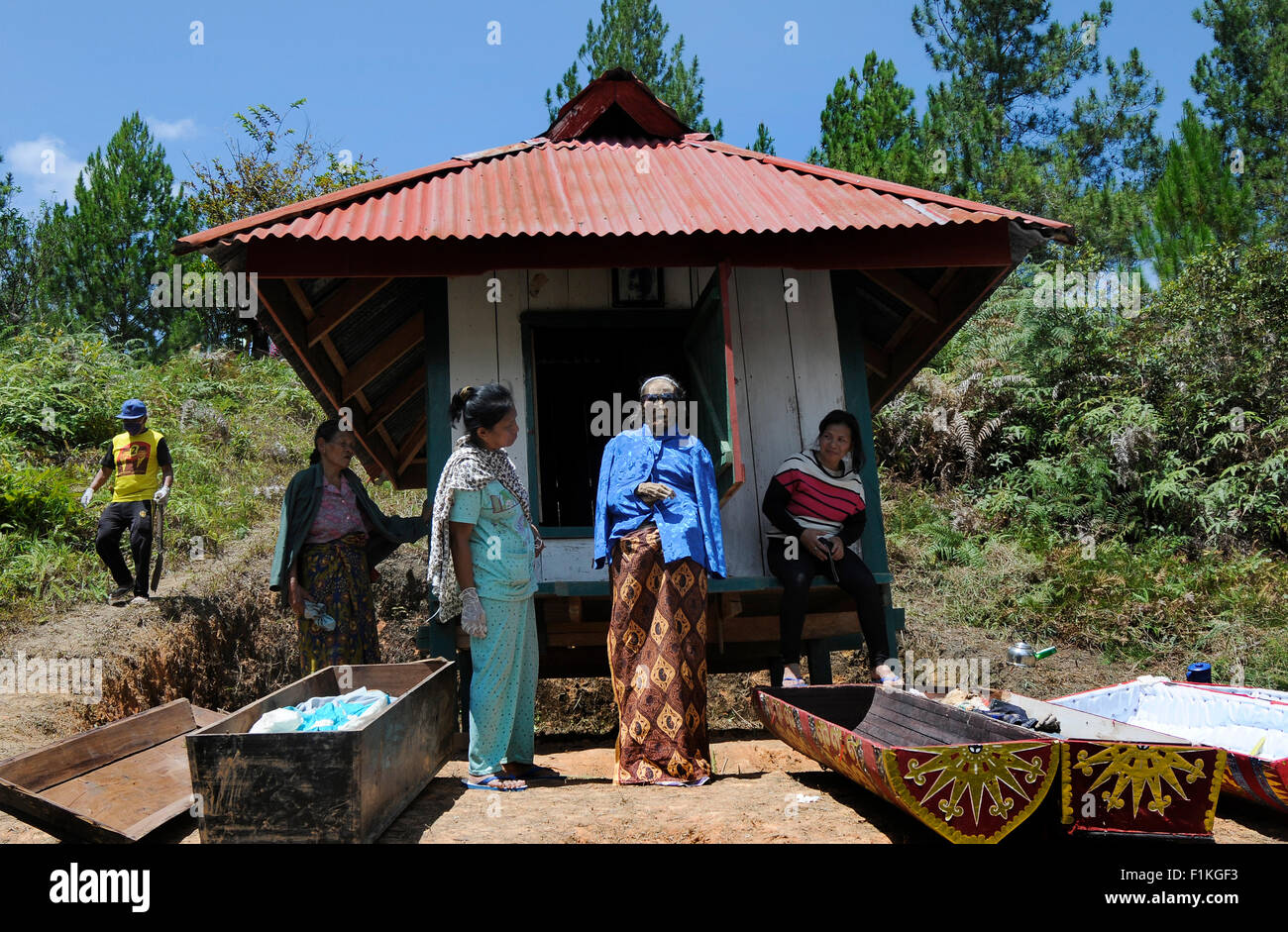 Manene Ritual, Tradition Ancient Ancestor Bodies Changing Clothes Stock ...