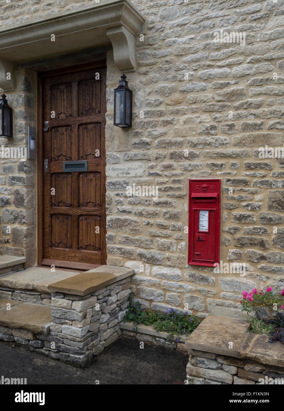 Wiltshire post box hi-res stock photography and images - Alamy