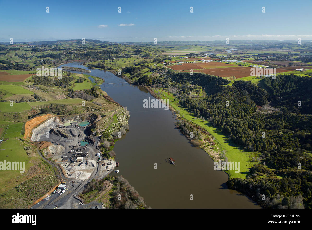 Pukekawa Quarry and Waikato River near Mercer, South Auckland, North ...