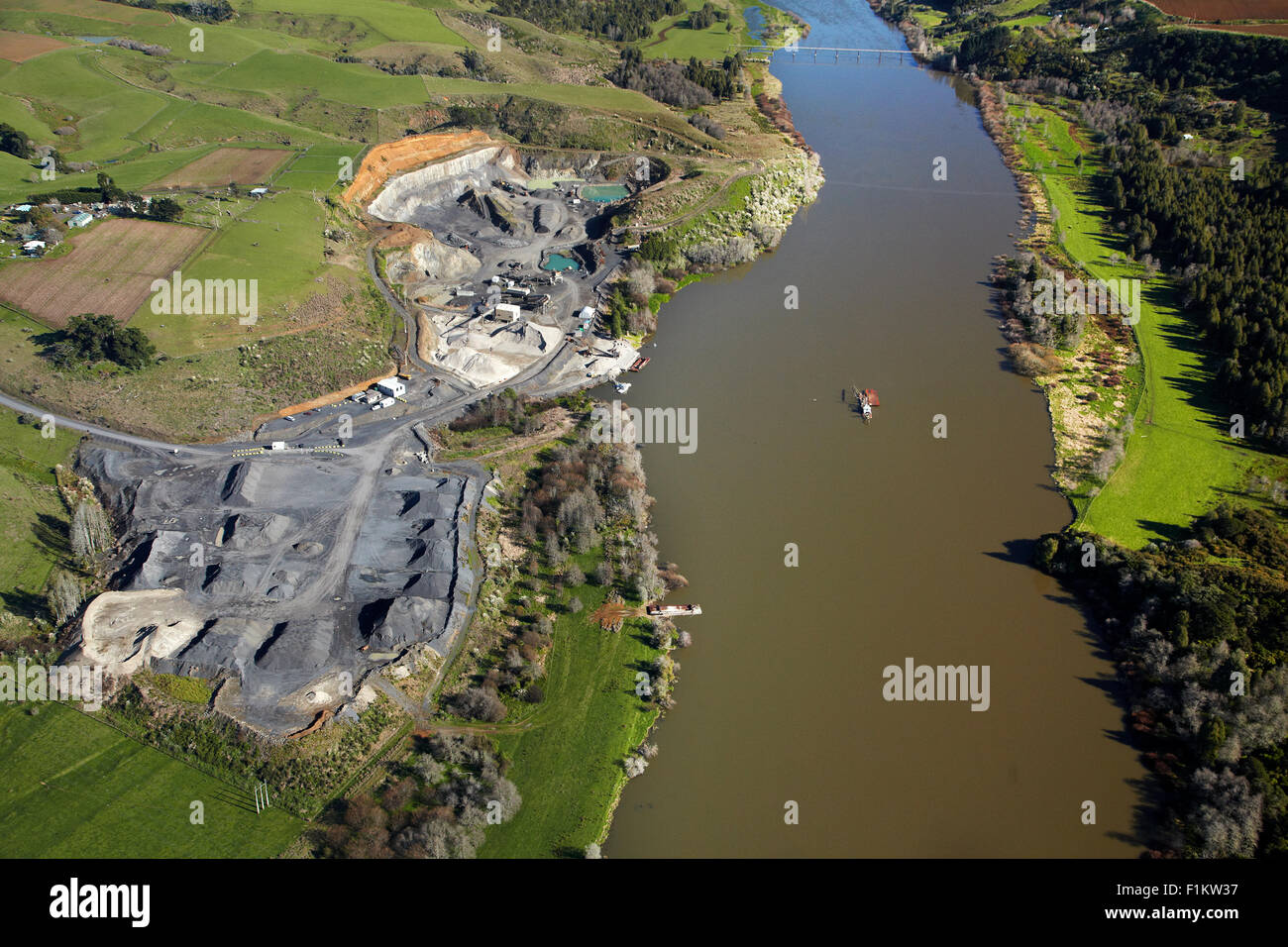 Pukekawa Quarry and Waikato River near Mercer, South Auckland, North ...