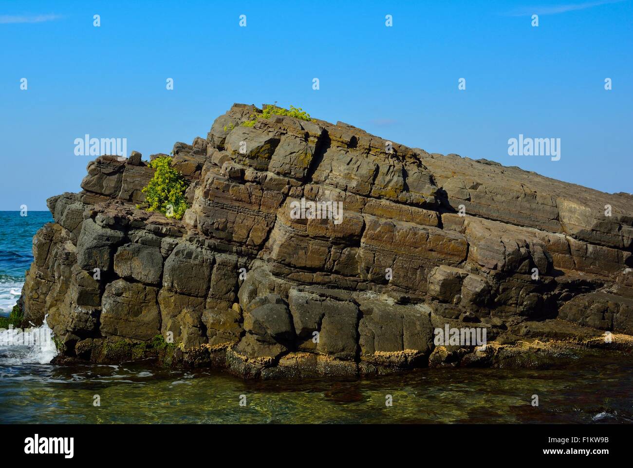 Coastal rock hi-res stock photography and images - Alamy