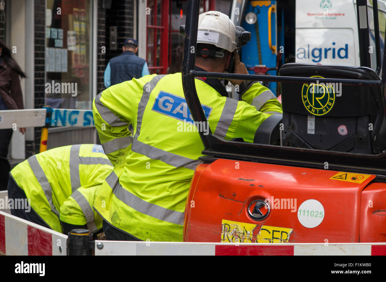 Gas worker hi-res stock photography and images - Alamy