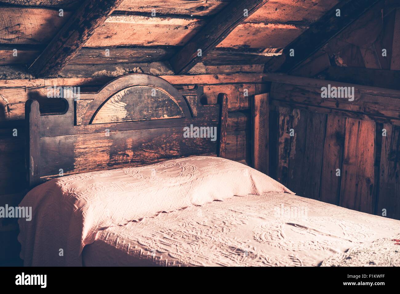 Old Wooden Cabin Bedroom. Aged Cabin Bed Stock Photo - Alamy