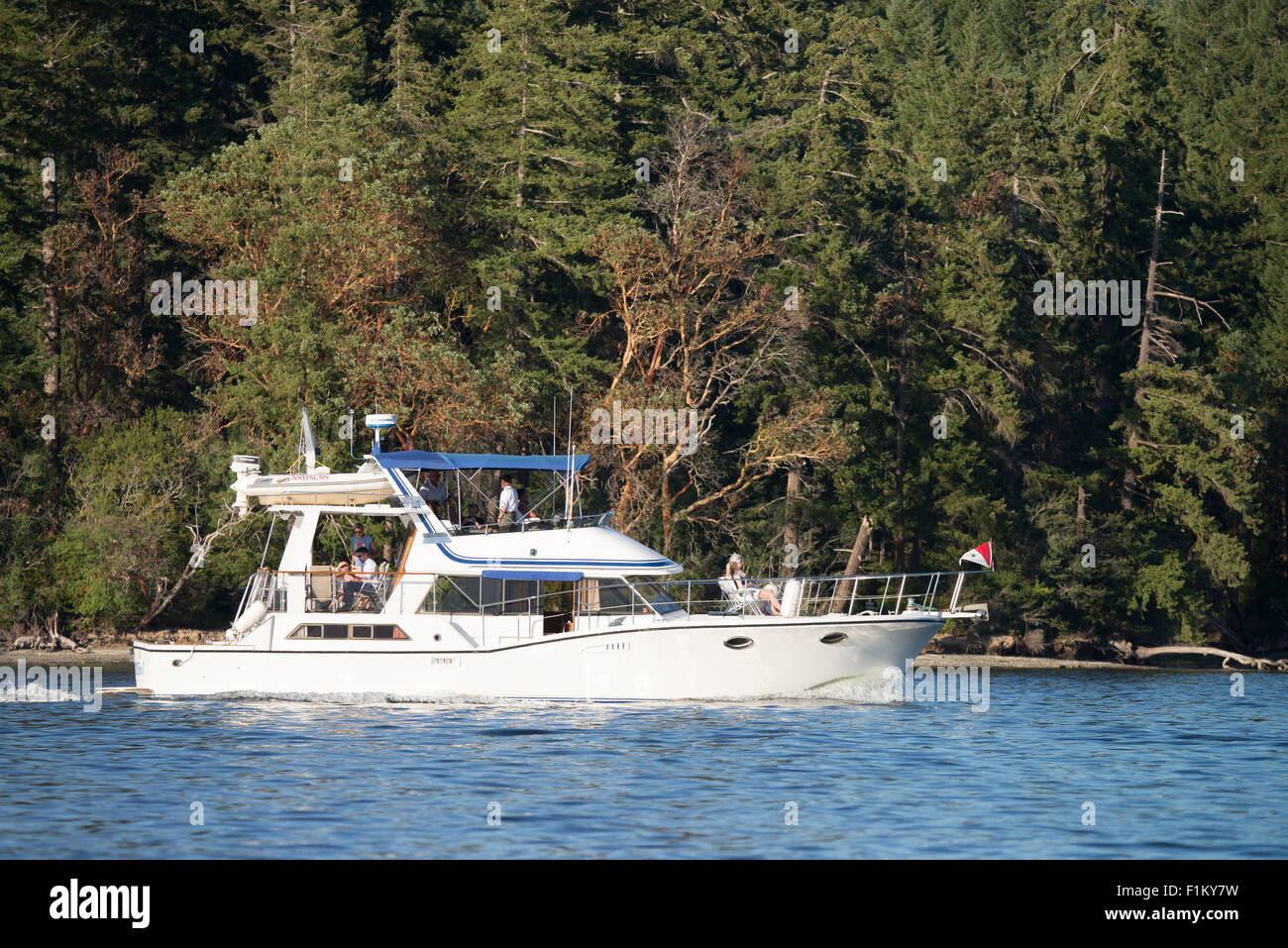 Power boat cruising along Hope Island Marine State Park, Puget Sound ...