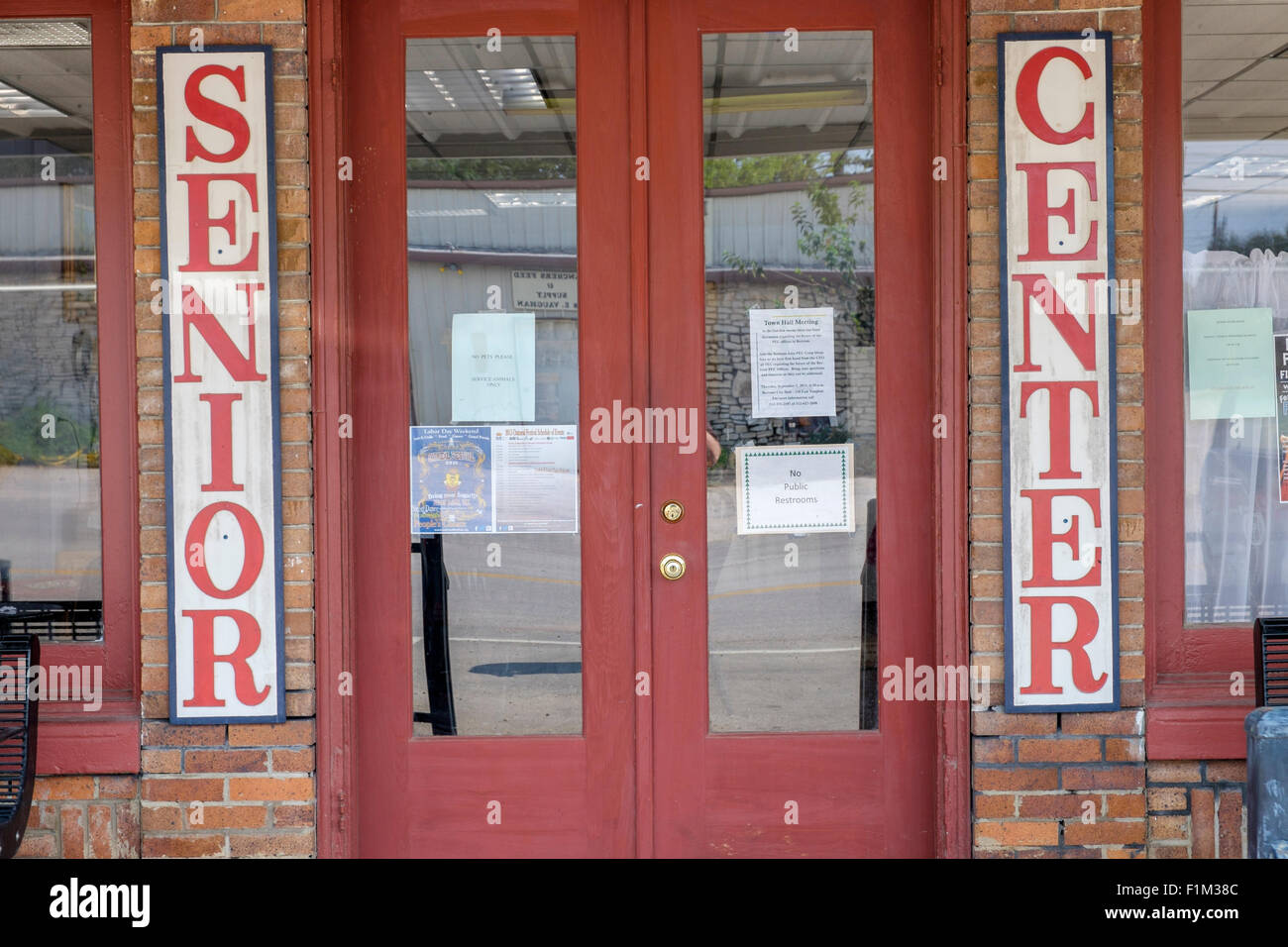 Senior citizen center building hi-res stock photography and images - Alamy