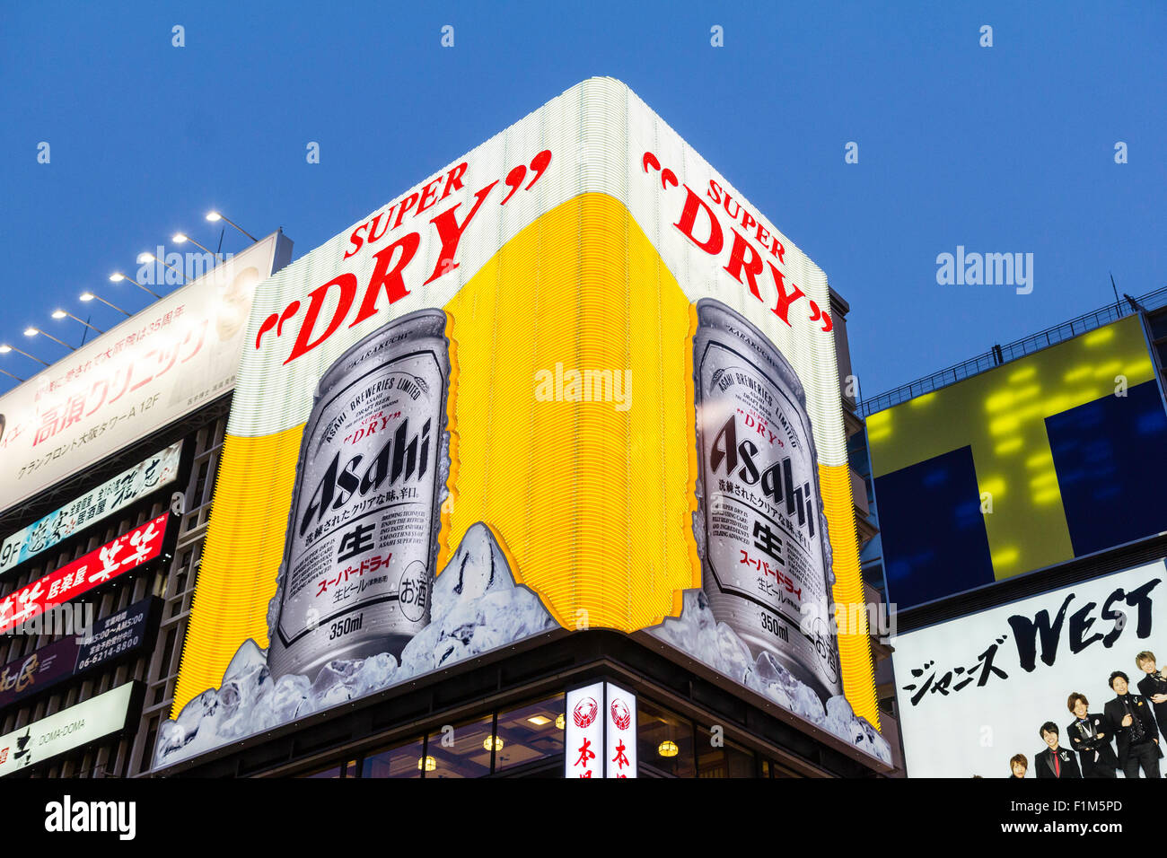 Illuminated Billboard Stock Photos & Illuminated Billboard Stock Images ...