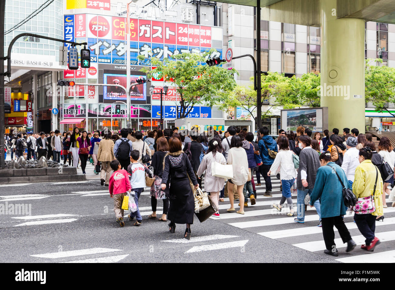 People walking across busy street hi-res stock photography and images ...
