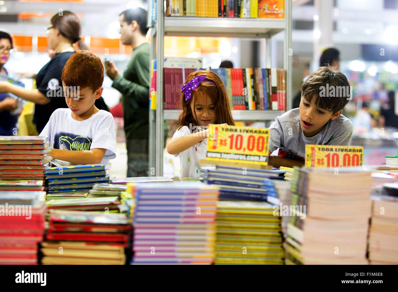 Rio De Janeiro, Brazil. 3rd Sep, 2015. Children select books at the ...