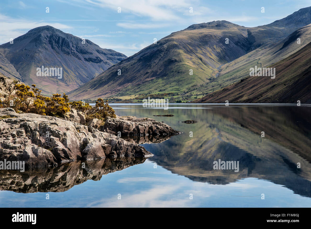 Stunning landscape of Wast Water and Lake District Peaks on Summer day ...