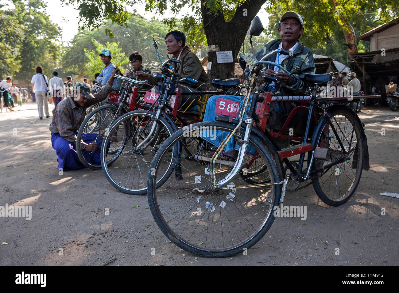 Bicycles, rickshaws, rickshaw drivers, market in Nyaung U, Bagan ...
