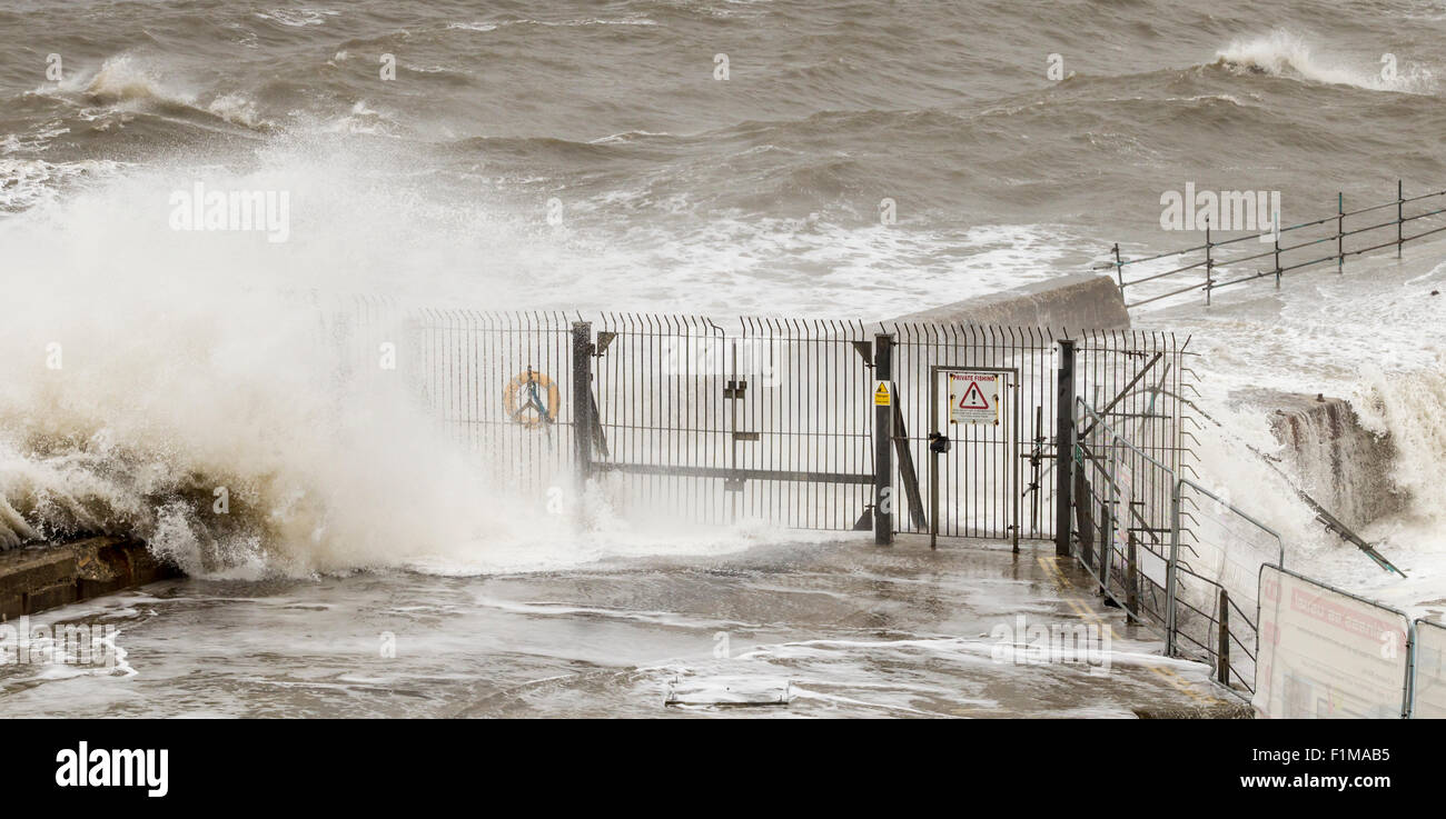 Huge waves on the north east coast at seaham hi-res stock photography ...