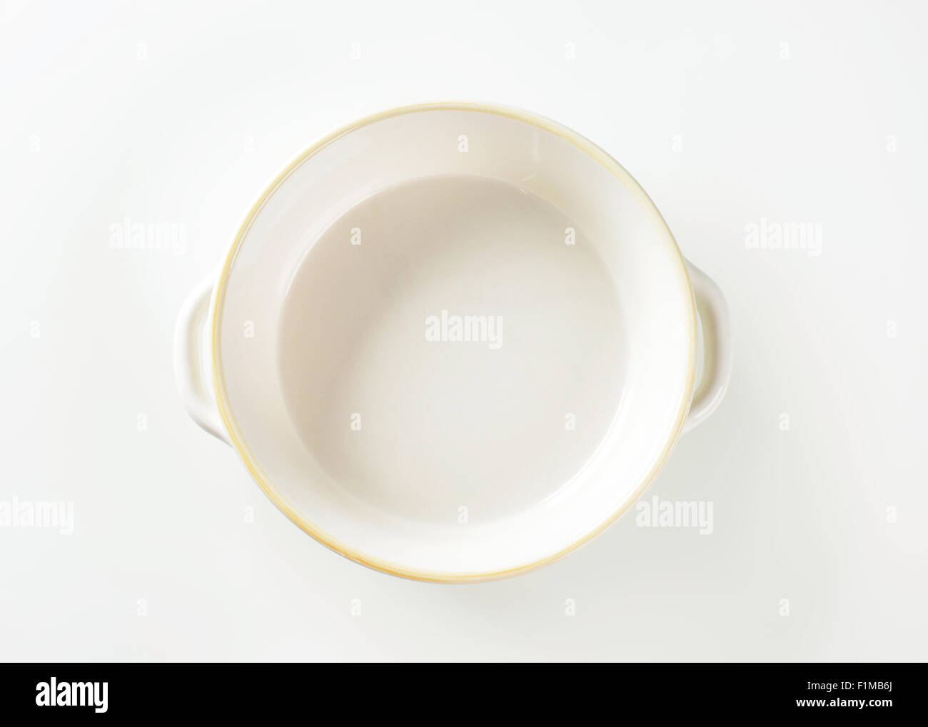 empty casserole dish on white background Stock Photo - Alamy