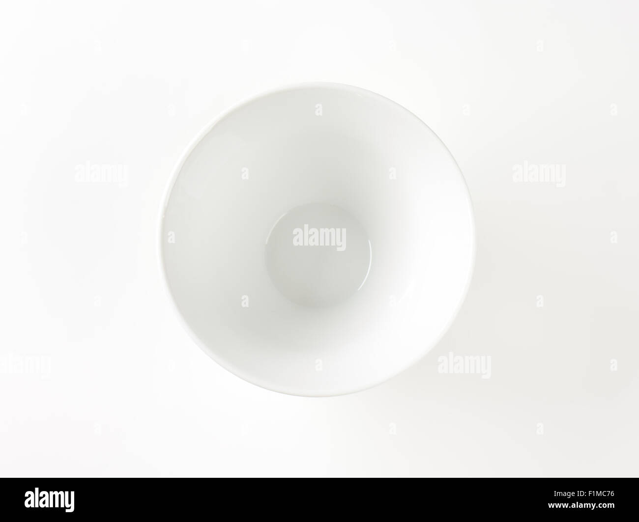 empty white bowl on white background Stock Photo - Alamy