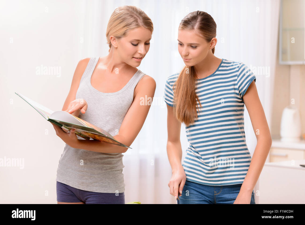 Rading book hi-res stock photography and images - Alamy