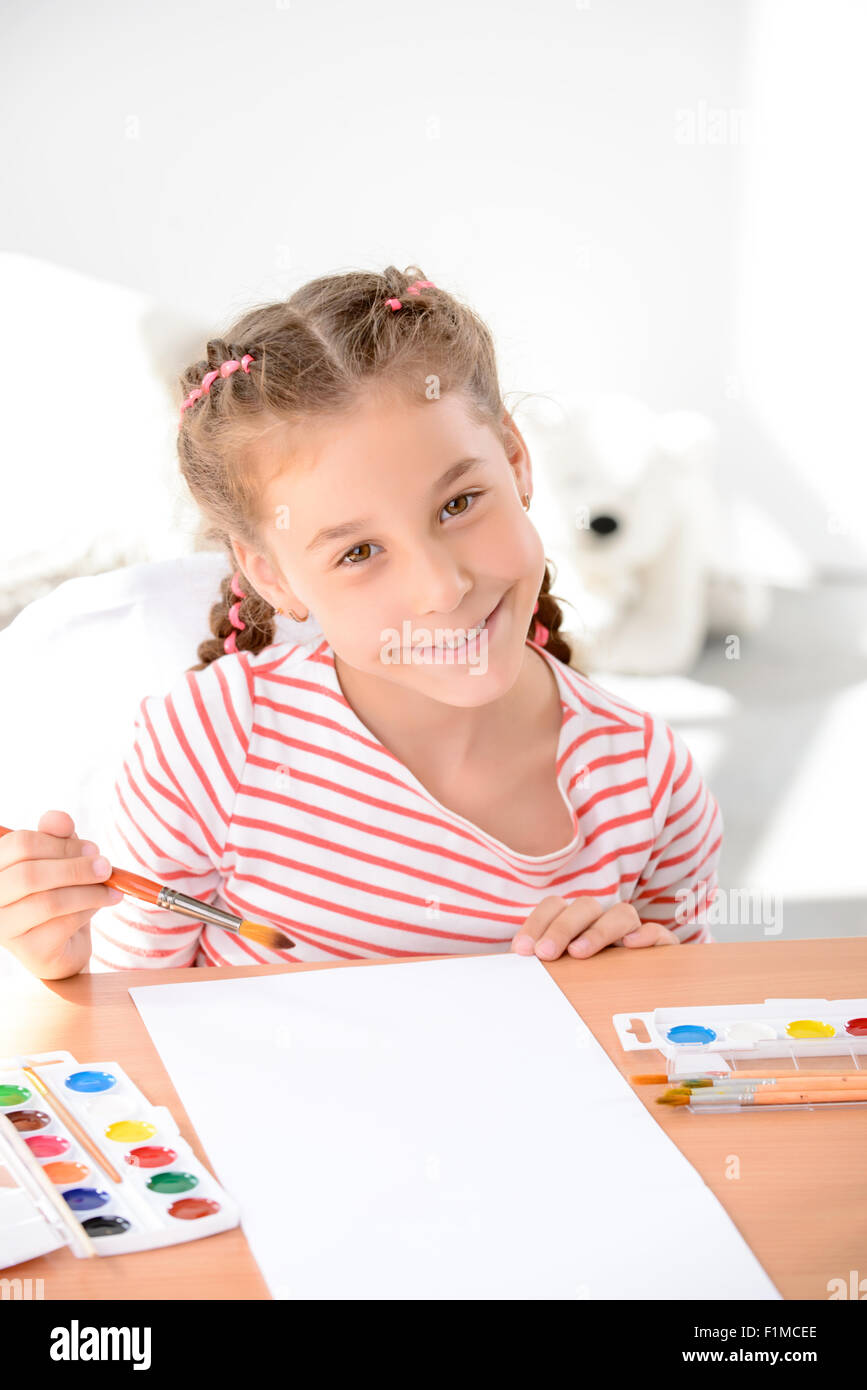 Pretty girl painting Stock Photo - Alamy