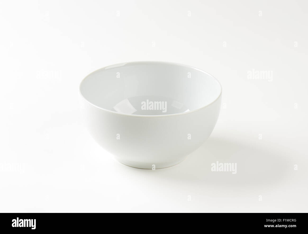empty white bowl on white background Stock Photo - Alamy