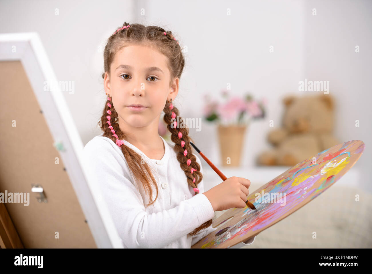 Pretty girl painting Stock Photo - Alamy