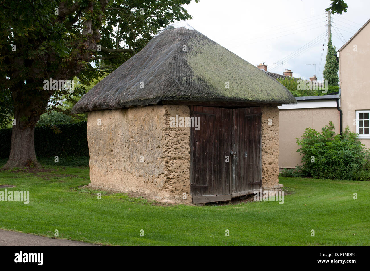 The Cob, an old thatched building on the green, Newbold-on-Stour ...
