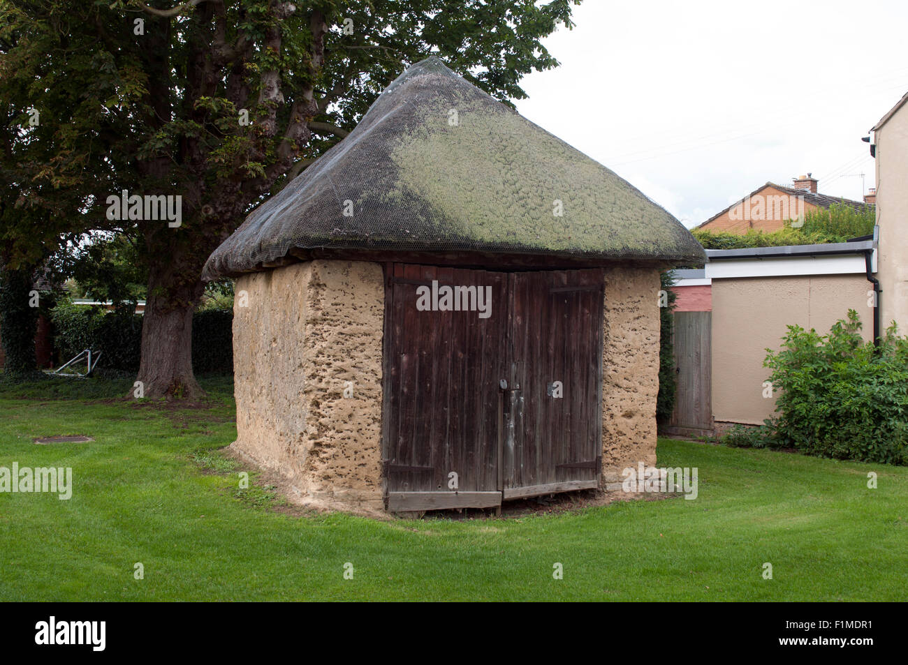 The Cob, an old thatched building on the green, Newbold-on-Stour ...