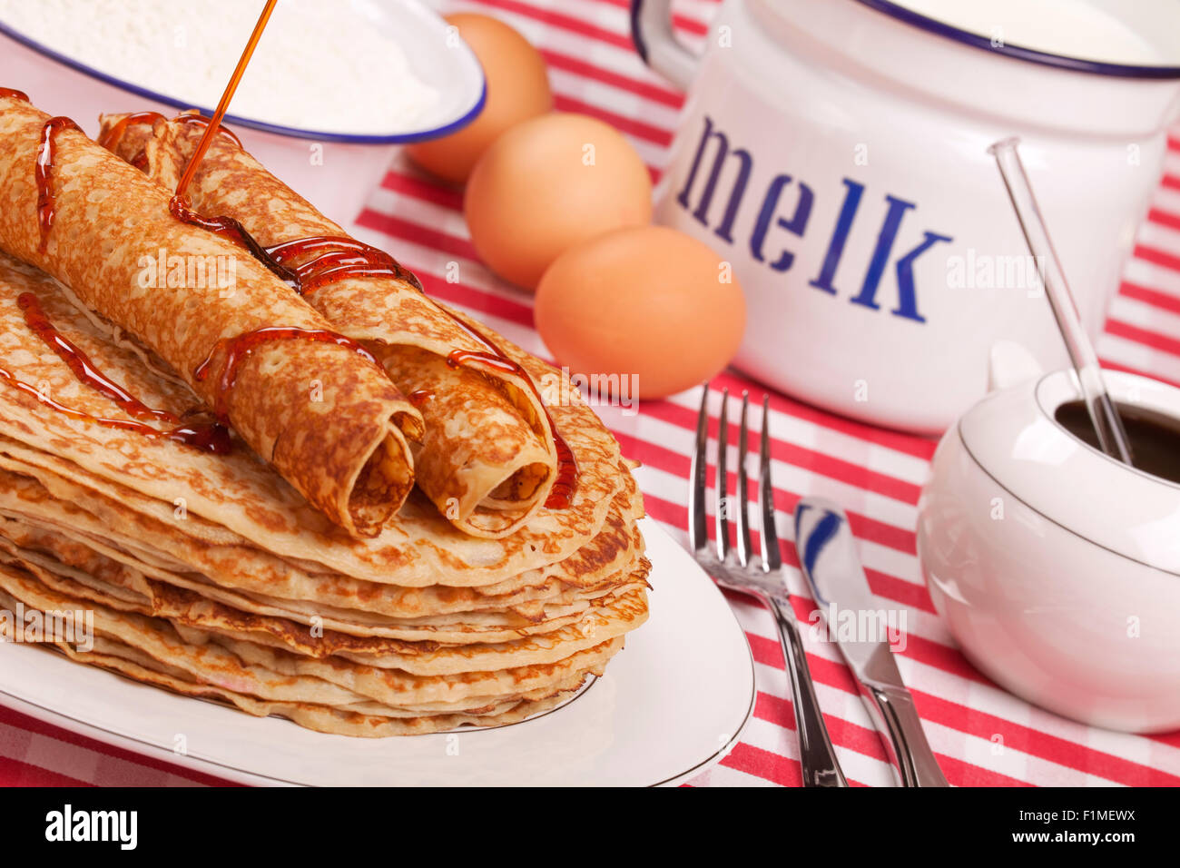 A stack of Dutch 'pannenkoeken met stroop' or pancakes with syrup Stock ...