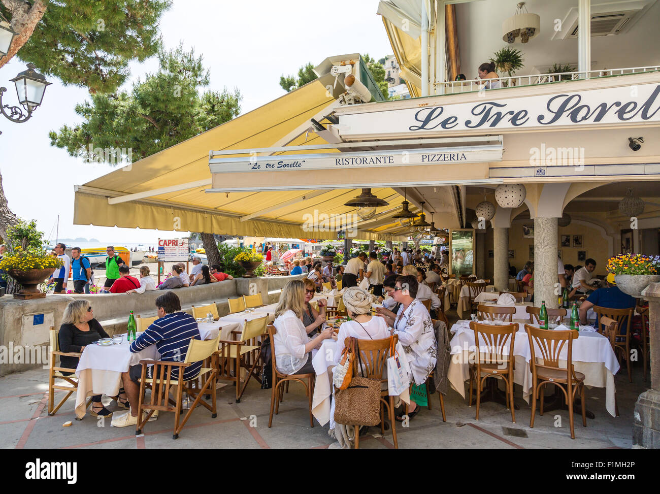 People eating at ouside patio at Le tre Sorelle on Positano beach Stock ...