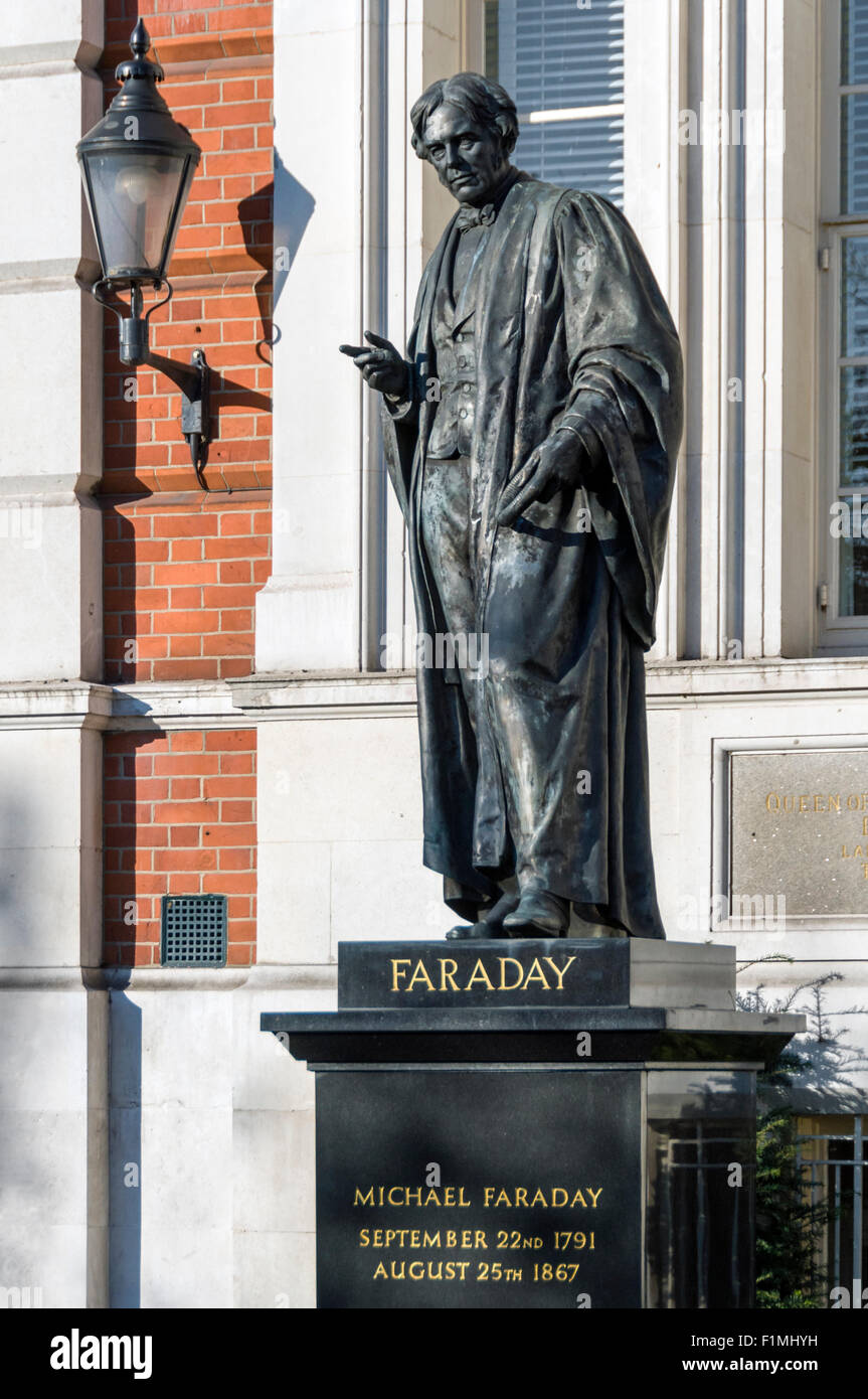 Faraday michael statue london hi-res stock photography and images - Alamy