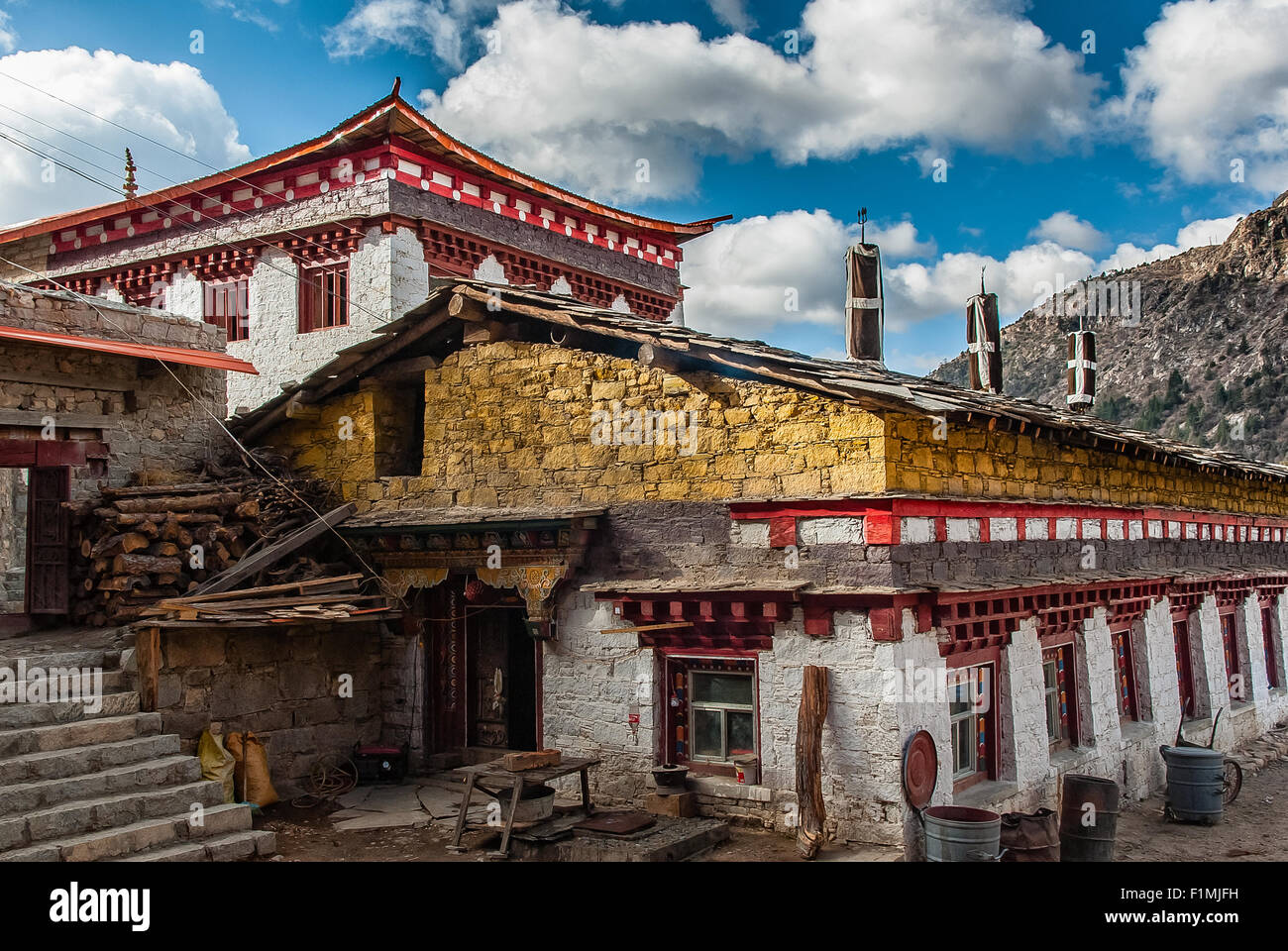 Folk houses in Tibet Stock Photo - Alamy